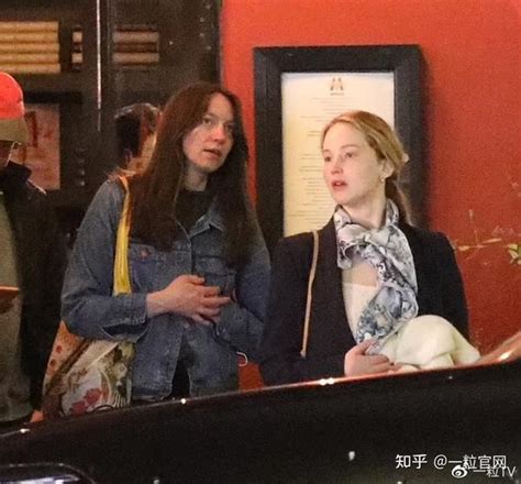 詹妮弗·劳伦斯复活节与丈夫库克和朋友在洛杉矶的意大利餐厅享用晚餐 知乎