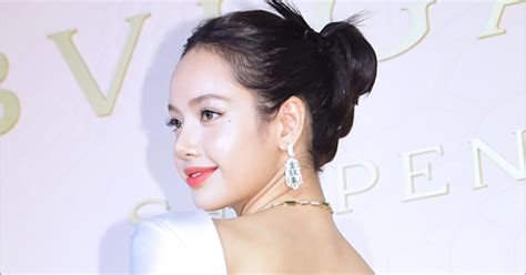 [md포토] 블랙핑크 리사 시원하게 드러낸 백 리스 뒤태