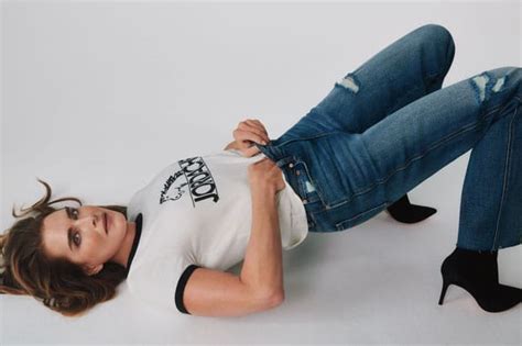 Brooke Shields Εμφανίζεται τόπλες για μια διαφημιστική καμπάνια