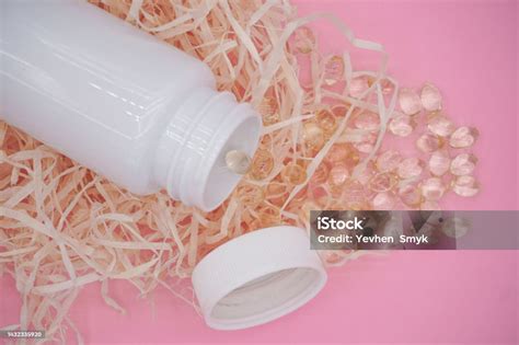플라스틱 화이트 의료 컨테이너 흰 병 알약에서 흩어져있는 클로즈업 0명에 대한 스톡 사진 및 기타 이미지 0명 건강관리와