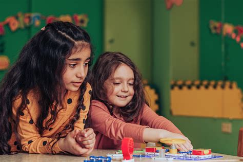교실에서 전자 생성자를 연주하는 행복한 작은 다민족 소녀들 Stem교육 취미 기술 개념 2명에 대한 스톡 사진 및 기타 이미지 Istock