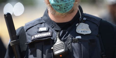 Aux Etats Unis Des Policiers Suspendus Après Avoir Menotté Une Enfant