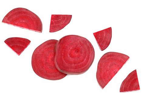 흰색 배경에 격리 된 슬라이스 비트 뿌리 클리핑 경로입니다 맨 위 보기 비트 뿌리에 대한 스톡 사진 및 기타 이미지 비트