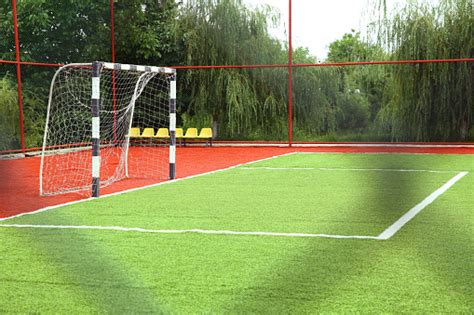 미니 축구 목표는 인공 잔디에 녹색 잔디에 축구 목표입니다 날 맑은 날에는 울타리 근처 축구장 0명에 대한 스톡 사진 및 기타 이미지 Istock