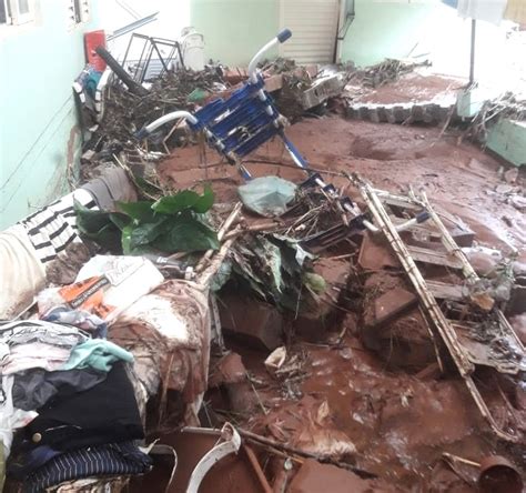 Caixa água de chuva estoura e lama invade casas em Varginha Sul de Minas G