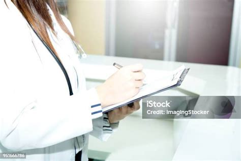 Closeup Wanita Dokter Medis Asia Dengan Stetoskop Mencatat Konsep