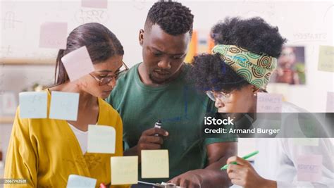 계획 스티커 메모 및 팀워크 협업 및 물류 워크플로 관리 또는 창의적인 스타트업 아이디어에 대한 체크리스트를 갖춘 비즈니스 사람들 유리벽에 일정 알림 메모가 있는 직원 20