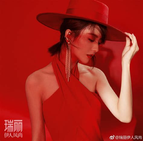 佟丽娅的红色写真 侧脸也太美了 鼻子一看就是天然的完全没动过红唇