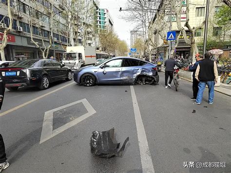 比亚迪sz002594 特斯拉tsla 特斯拉 和宝马都被 比亚迪 元plus撞掉了轮子，三个电动车都没 雪球