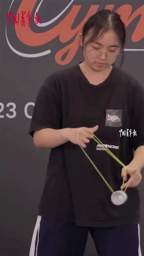 【厲害！悠悠球少女驚艷全場👍👍👍】 近日，廣東深圳，一名高中女生在悠悠球比賽上，憑借精彩的表現震撼全場。網友：眼花繚亂，夢回火力少年王
