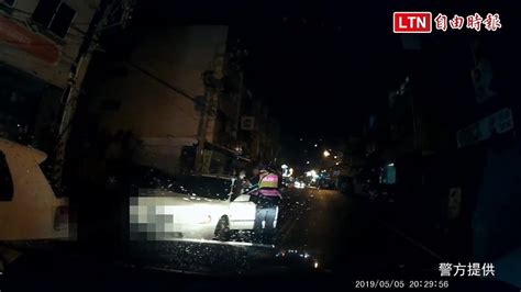 總有一天逮到你！警當街破車窗揪出逃逸毒蟲 Youtube