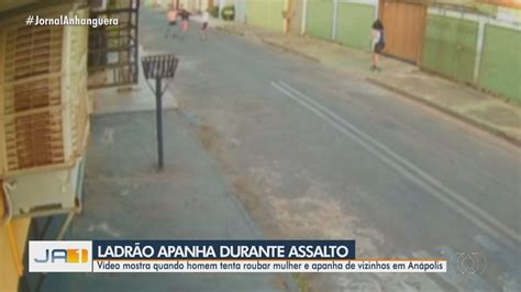 Ladrão é espancado após tentar roubar mulher em rua de Goiás vídeo