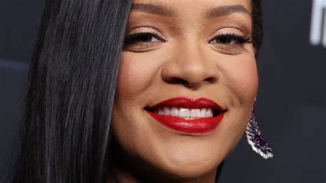 Fans Are Going Wild Over Rihannas Sassy Reply To A Fans Critique
