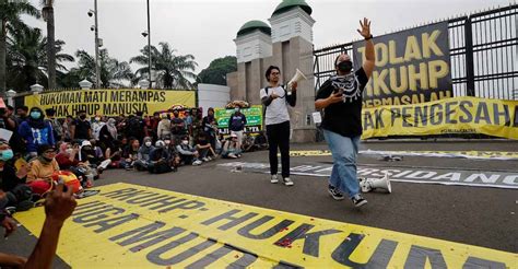 Indonesia Passes Law To Penalise Sex Outside Marriage Cohabitation Of