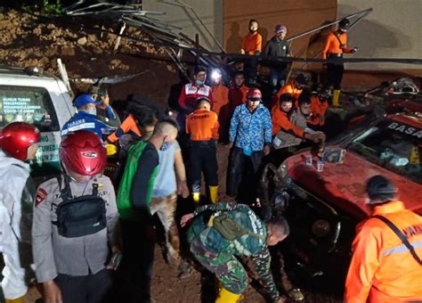Tanah Longsor Terjang Cimanggung Sumedang Belasan Korban Meninggal