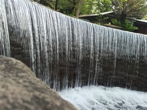 Une Petite Cascade Esthétique Qui S écoule D un Réservoir D eau Ou D un