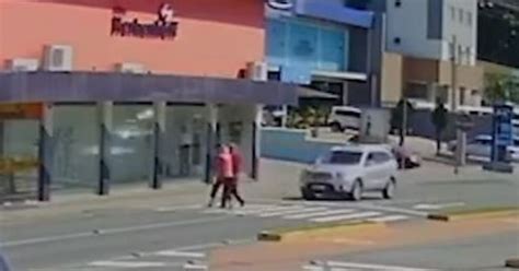 VÍdeo Câmera Flagra Momento Em Que Casal De Idosos é Atropelado Em Sc