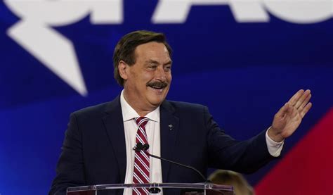 My Pillow Guy Mike Lindell Says He Was Swarmed By Fbi In Hardees