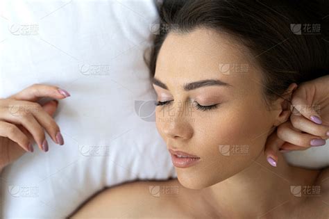 漂亮的年轻女子躺在家里的床上休息