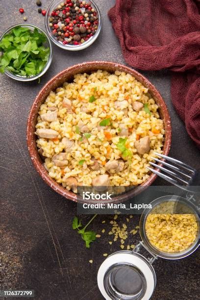 터키 돼지고기 또는 쇠고기 Bulgur 동부 요리 쌀의 맛 있는 전통 음식 밀가루 끓인된 고기입니다 어두운 배경에 필라프 0명에