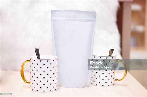 컵과 기구의 배경에 커피 차를 저장하기위한 종이 생태 가방의 템플릿 크리스마스와 새해 선물용 진공 포장 0명에 대한 스톡 사진