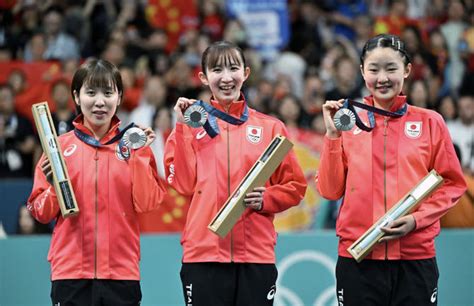 卓球女子団体で銀メダルを獲得した（左から）平野美宇、張本美和、早田ひな（撮影・中村太一） 早田ひな、地元・北九州に示した感謝 28歳で