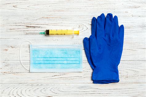 일회용 수술 용 마스크 나무 배경에 라텍스 의료 장갑과 주사기의 상단 보기 복사 공간이 있는 바이러스 보호 개념 감기와 독감에 대한 스톡 사진 및 기타 이미지 Istock