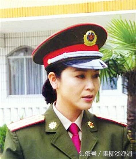 87版紅樓夢女生軍裝照，林黛玉最美，香菱最溫柔，薛寶釵排第四 每日頭條