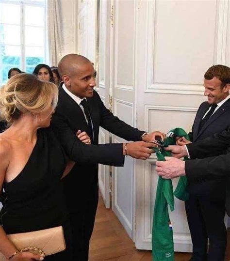 صورة تضع زوجة اللاعب التونسي وهبي الخزري في موقف محرج صور