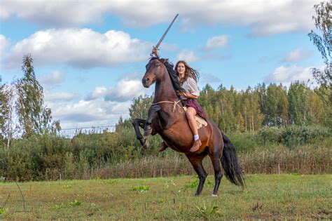다리를 방해 하는 그녀의 손 跨 말에 칼을 들고 스코틀랜드 킬 트 소녀 갈색에 대한 스톡 사진 및 기타 이미지 갈색 검 공원 Istock