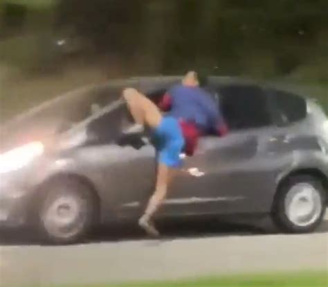 Homem Que Disse Ter Arrastado Suposto Ladrão Pendurado à Janela De