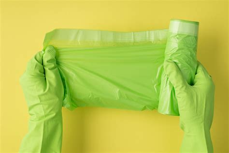 노란색 배경에 고립 된 쓰레기 봉투와 녹색 장갑의 Pov 사진 위의 쓰레기에 대한 스톡 사진 및 기타 이미지 쓰레기 쥠