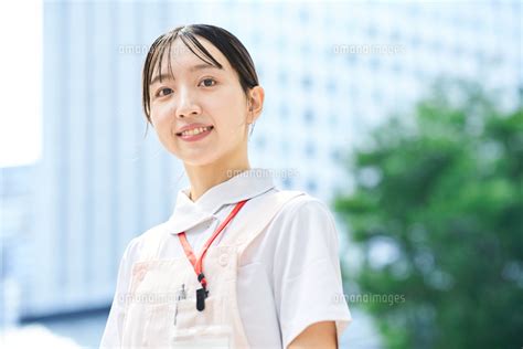 白衣とエプロンを着た若い女性の写真素材 Fyi08125920 ストックフォトの Qlean Market（キュリンマーケット）