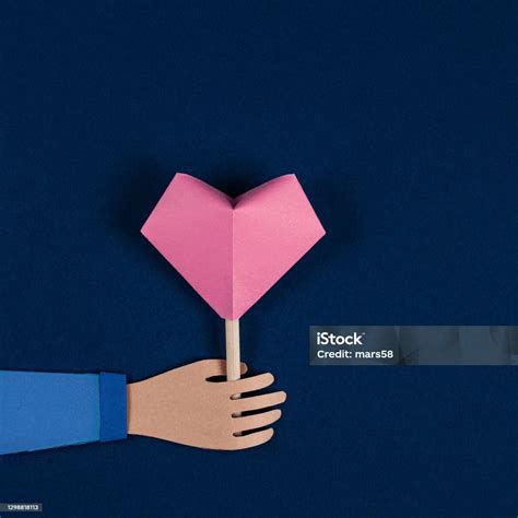 종이 종이 접기 하트를 들고 손 발렌타인 데이 카드 종이 절단 종이 예술 과 종이 접기 스타일 페이퍼커팅에 대한 스톡 사진 및 기타 이미지 Istock