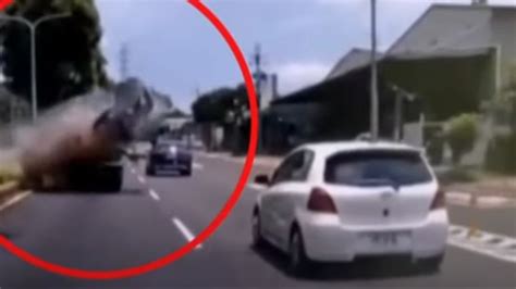 悚！「路口迴轉」釀禍 撞分隔島再撞3車！害1死、5傷 東森最即時最快速新聞