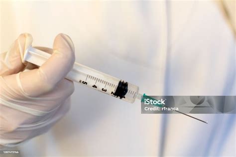 메딕 과학자 주사기를 들고 약사 코로나바이러스 코비드19 백신 개념 의사에 대한 스톡 사진 및 기타 이미지 의사 주사기