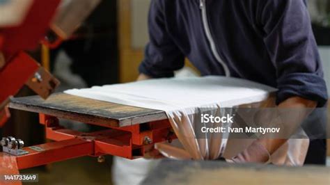 인쇄 준비가 된 남성 손에 흰색 티셔츠 작업장에서 티셔츠에 인쇄 만들기 세리 그래피 생산 실크 스크린 인쇄 선택적 초점 실크 스크린에 대한 스톡 사진 및 기타 이미지