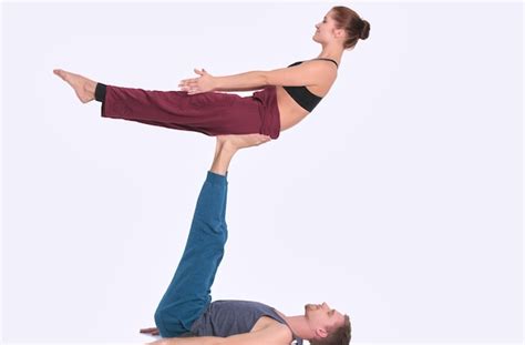 Joven Pareja Atlética Practicando Acroyoga Equilibrio En Pareja