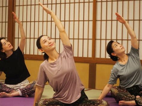 女将と朝ヨガ。福井県のあわら温泉女将の会によるウェルネス温泉地構想スタート 写真1枚 国際ニュース：afpbb News
