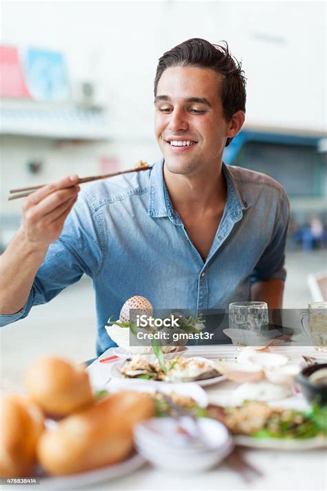 여행 남자 아시아 음식을 먹는 신작로가 주변구역 카페 웃으세요 먹기에 대한 스톡 사진 및 기타 이미지 먹기 중국 초밥