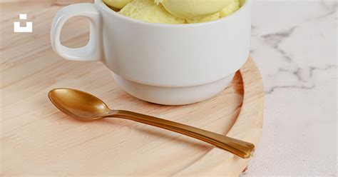 하얀 그릇에 담긴 아이스크림 두 스쿱 사진 Unsplash의 무료 음식 이미지