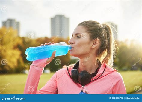 Tomar Un Sorbo De Agua Refrescante Foto De Archivo Imagen De Cintura
