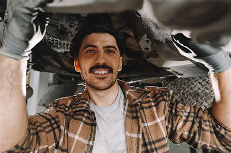 자동차 정비사는 자동차 서비스에서 자동차의 주행 장치를 수리합니다 25 29세에 대한 스톡 사진 및 기타 이미지 25 29세