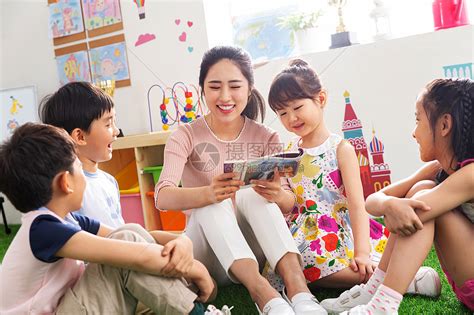 智力嬉戏的乐趣幼儿园老师给小朋友们讲故事高清图片下载 正版图片 摄图网