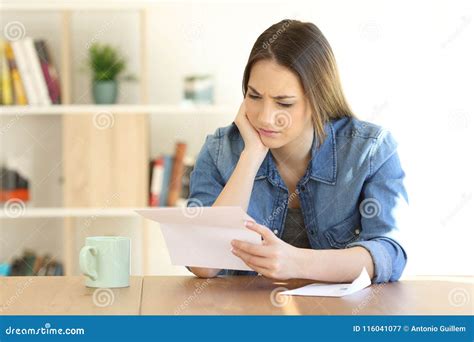 Besorgte Frau Die Zu Hause Einen Brief Auf Einer Tabelle Liest
