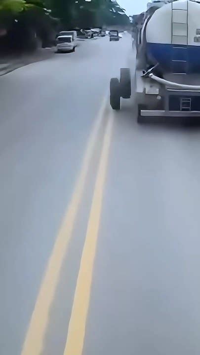 트럭 바퀴 두 개가 도로에 떨어졌다 Youtube