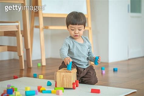 아기 나이 남자아기 어린이 나이 장난치기 감정 플레이 즐거움 성장 컨셉 호기심 이미지
