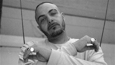 أبيوسف يشوق جمهوره لأحدث أغانيه بعد غيابه بسبب وفاة والدته