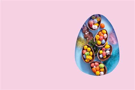 부활절 달걀을 잘라 내고 초콜릿 토끼와 달걀로 장식하십시오 아이들을위한 과자와 부활절 사냥 0명에 대한 스톡 사진 및 기타