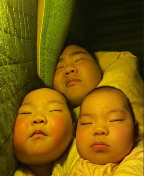 Hình ảnh 3 Bố Con ôm Nhau Ngủ Khiến Dân Mạng Cười Sảng Cần Gì Xét Nghiệm Adn Nữa